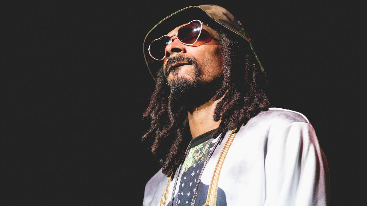 Snoop Dogg îşi promovează noul album într-o comună din România ...