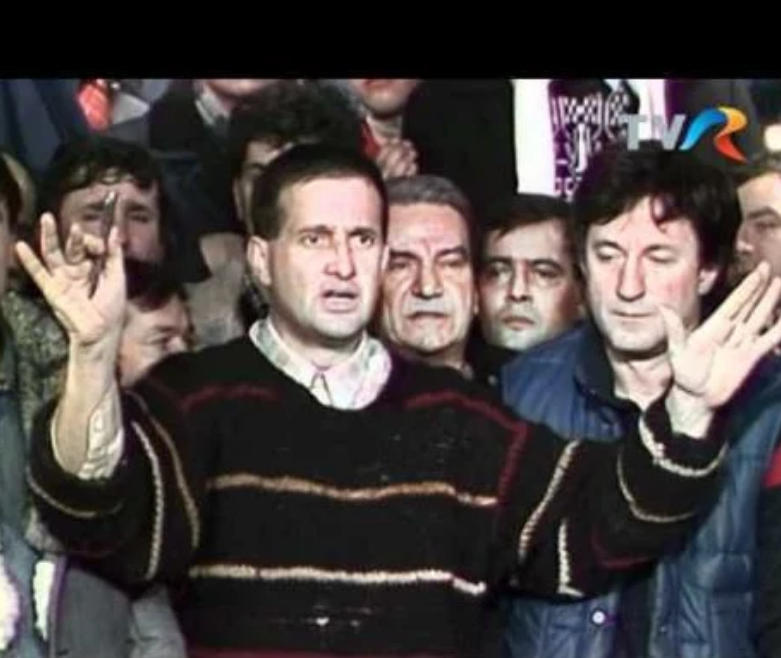 Mircea Dinescu vrea să vândă puloverul cu care a fost la Revoluţie ...