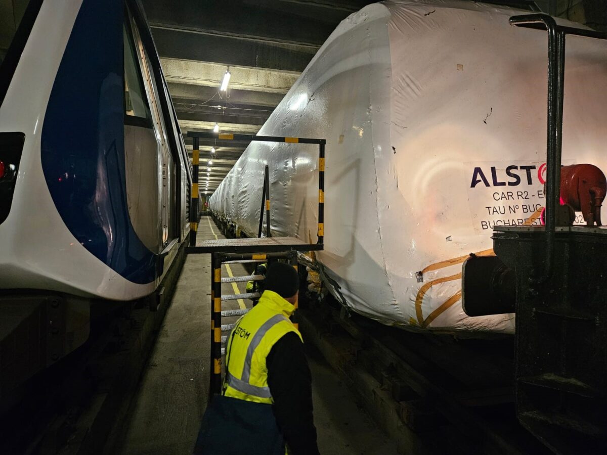 Primul tren destinat Magistralei 5 de metrou a ajuns în depoul Metrorex ...