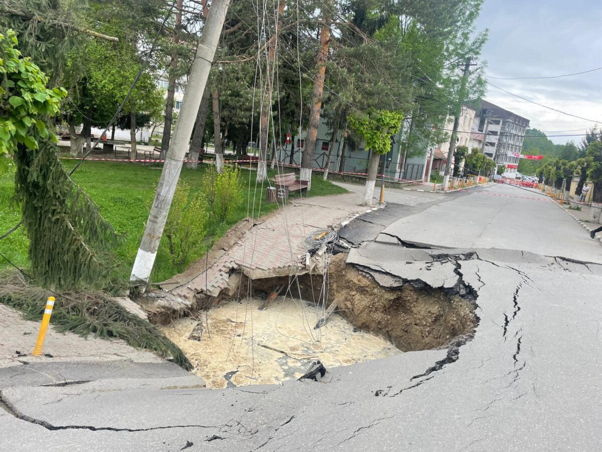 Slănic Prahova: Surparea, umplută cu piatră de râu și alte materiale ...